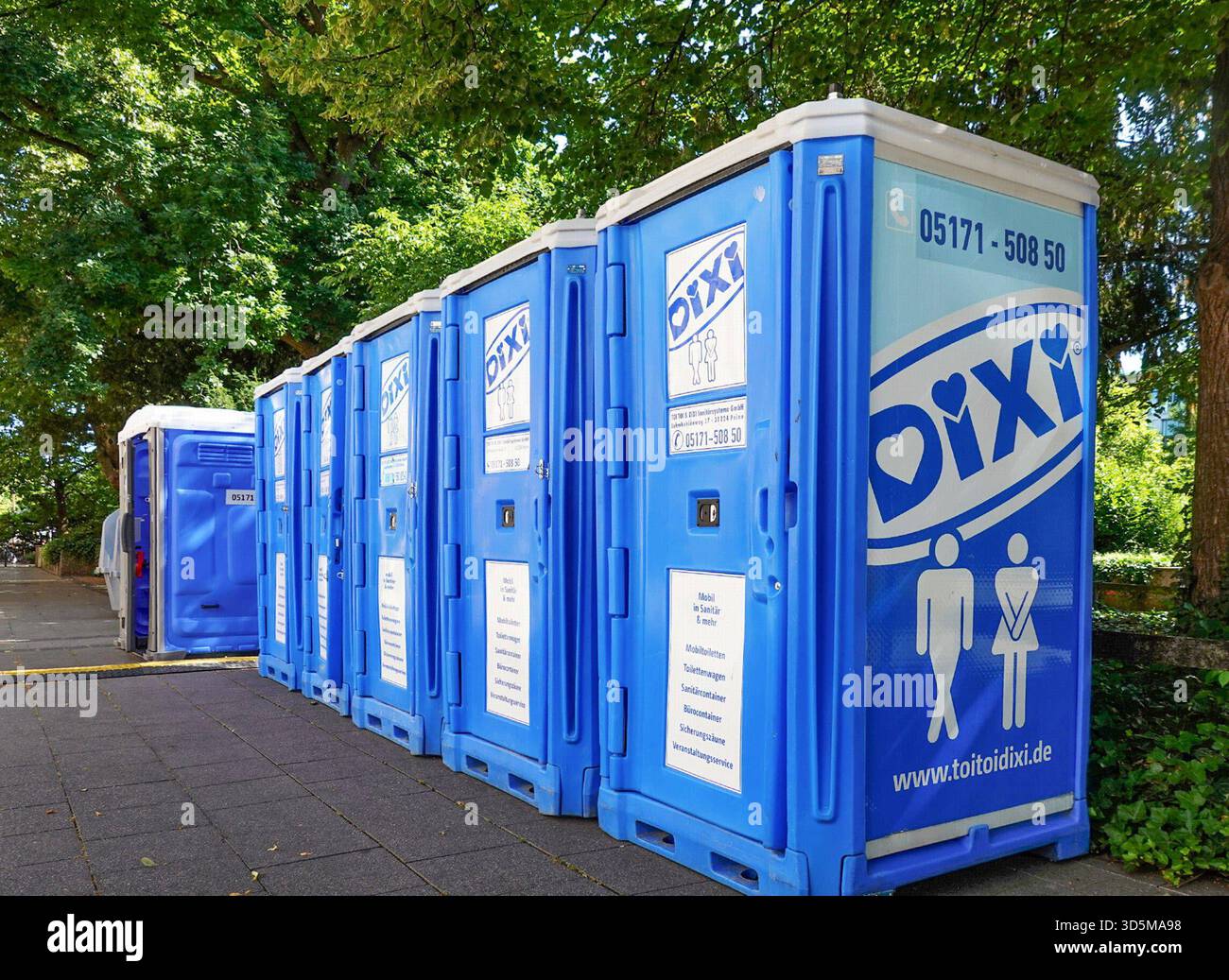 DIXI Toilettenhäuschen - gesehen am 21.06.2025 in Hannover Innenstadt ...