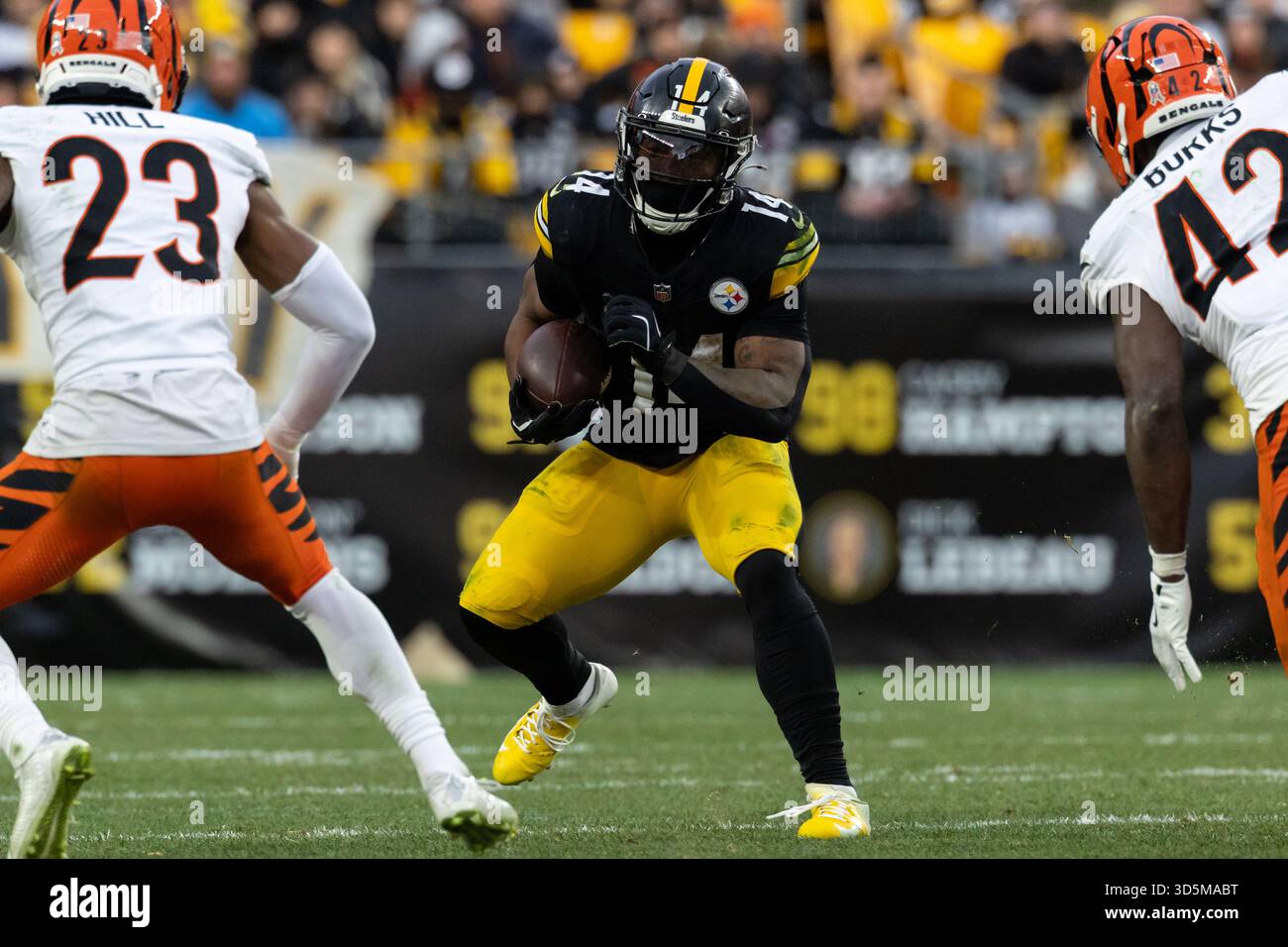 Pittsburgh Steelers running back Kenneth Gainwell (14) rushes during an ...