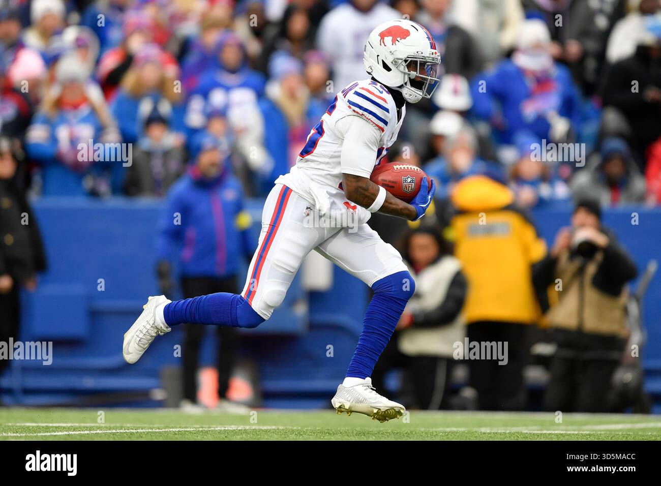 Buffalo Bills wide receiver Mecole Hardman (16) returns a kick during ...