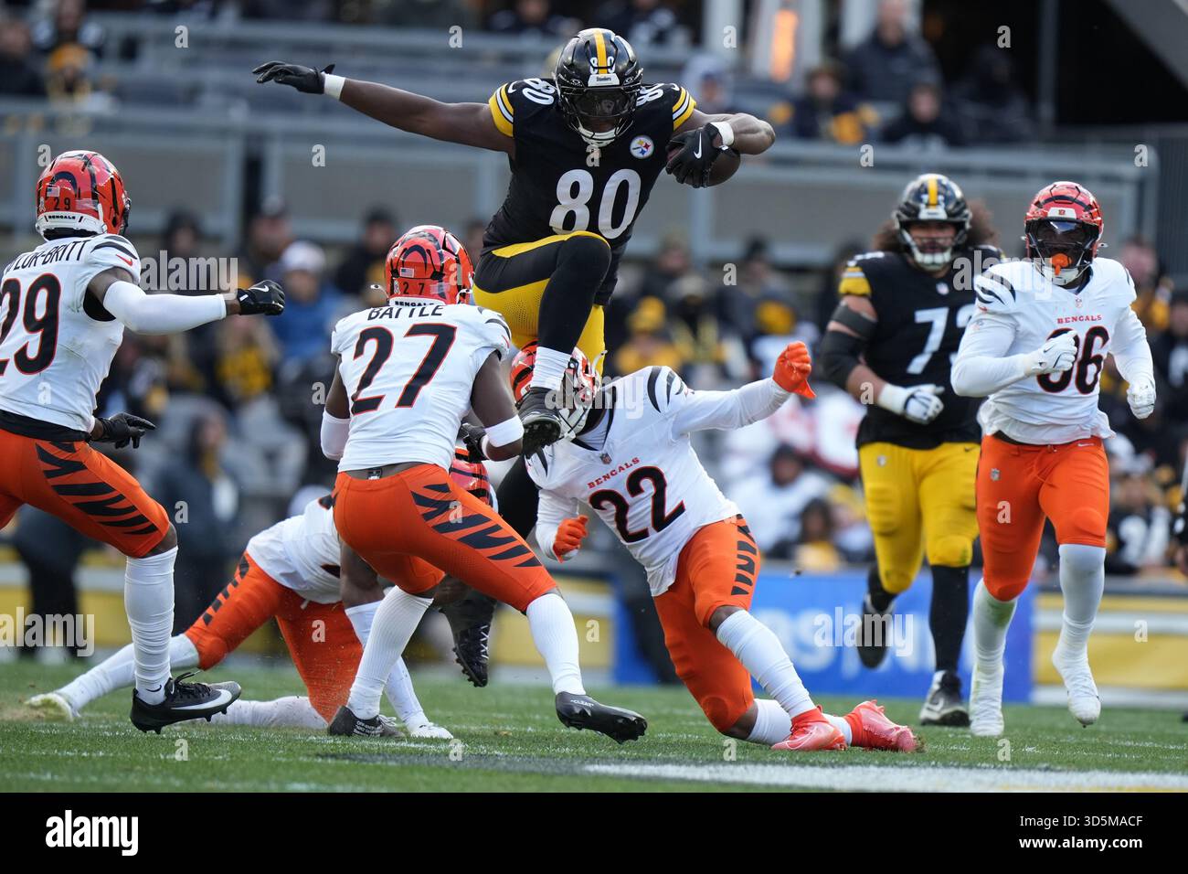 Pittsburgh Steelers tight end Darnell Washington (80) tires to leap ...