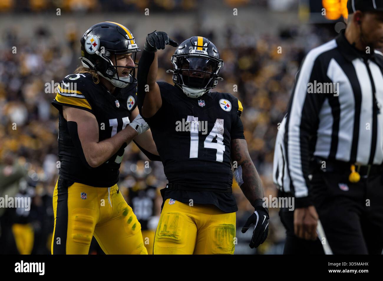Pittsburgh Steelers running back Kenneth Gainwell (14) reacts after a ...