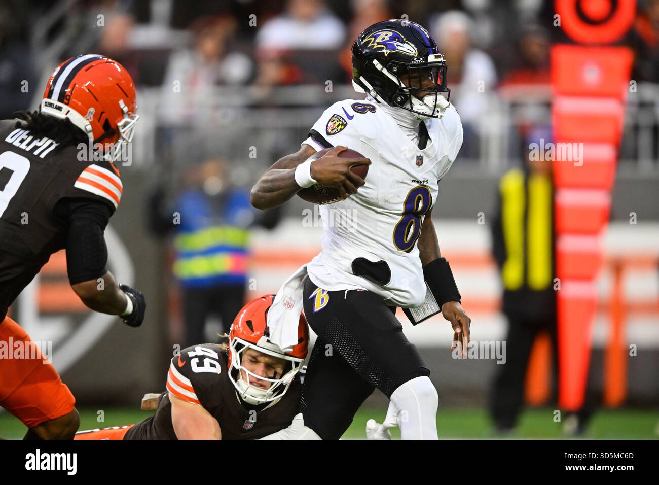 Baltimore Ravens' Lamar Jackson (8) attempts to escape the grasp of ...