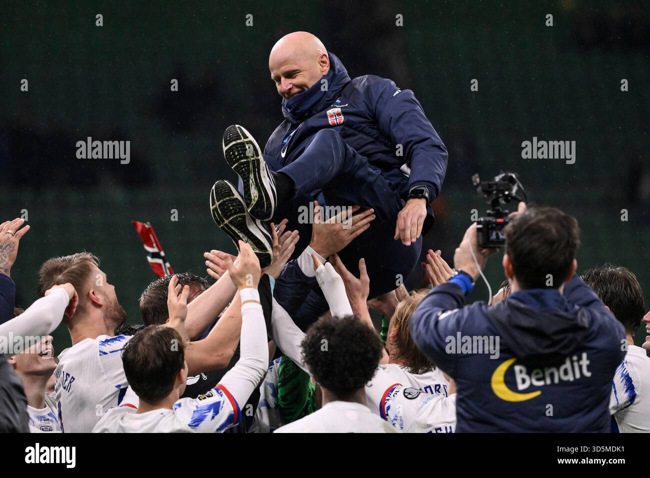Stale Solbakken of Norway celebrate with players the victory of the ...