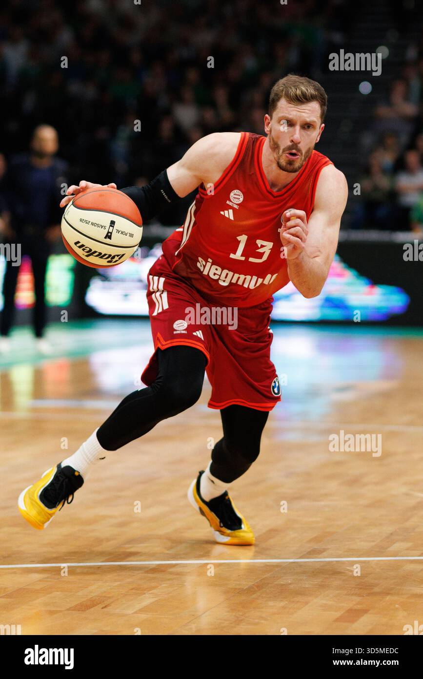 Andreas Obst (FC Bayern Basketball) mit Ball, Vet Concept Gladiators ...