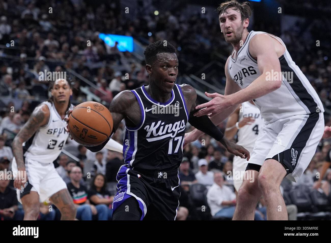 Sacramento Kings guard Dennis Schroder (17) drives grind San Antonio ...