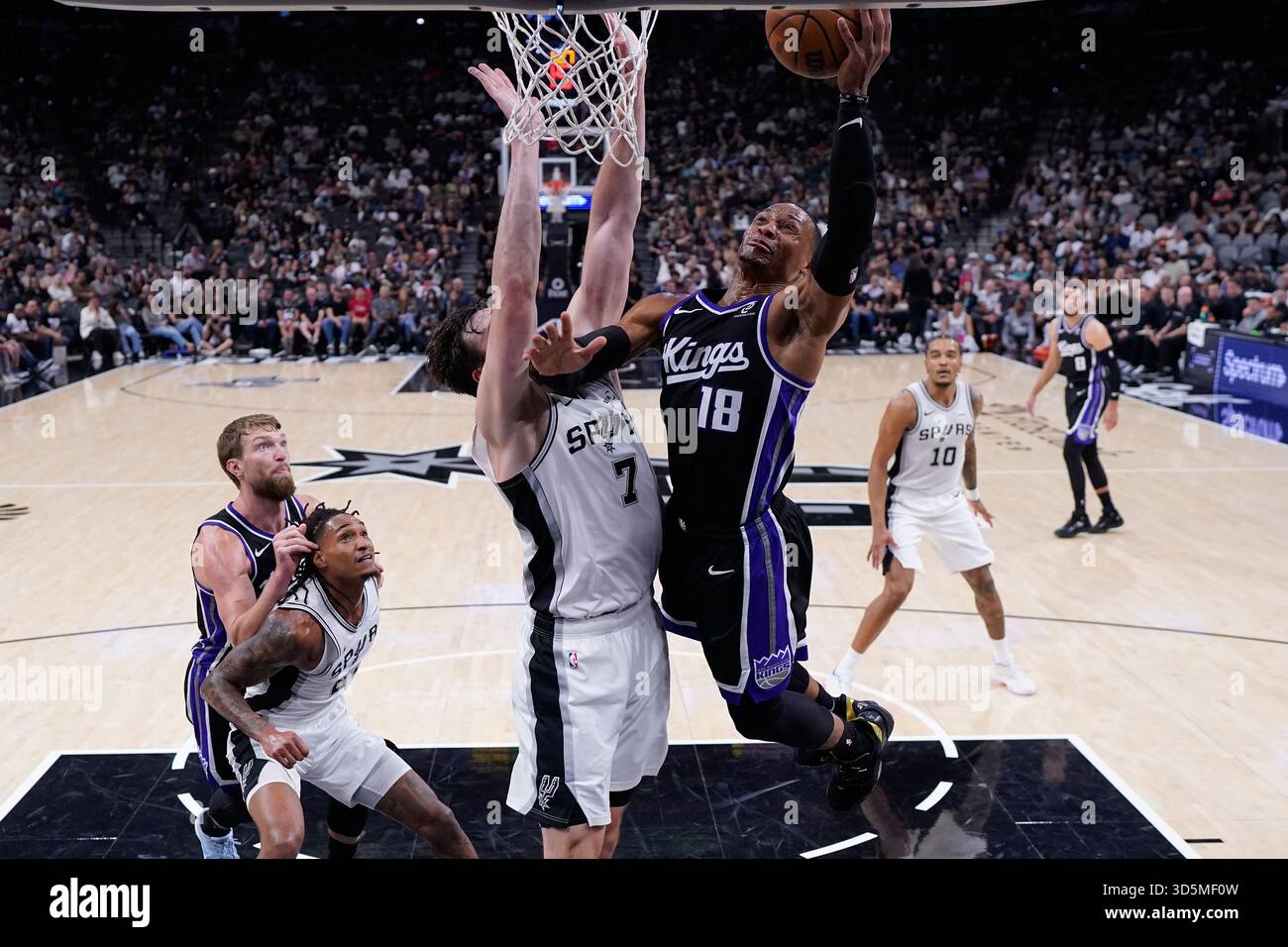 Sacramento Kings guard Russell Westbrook (18) drives to the basket ...