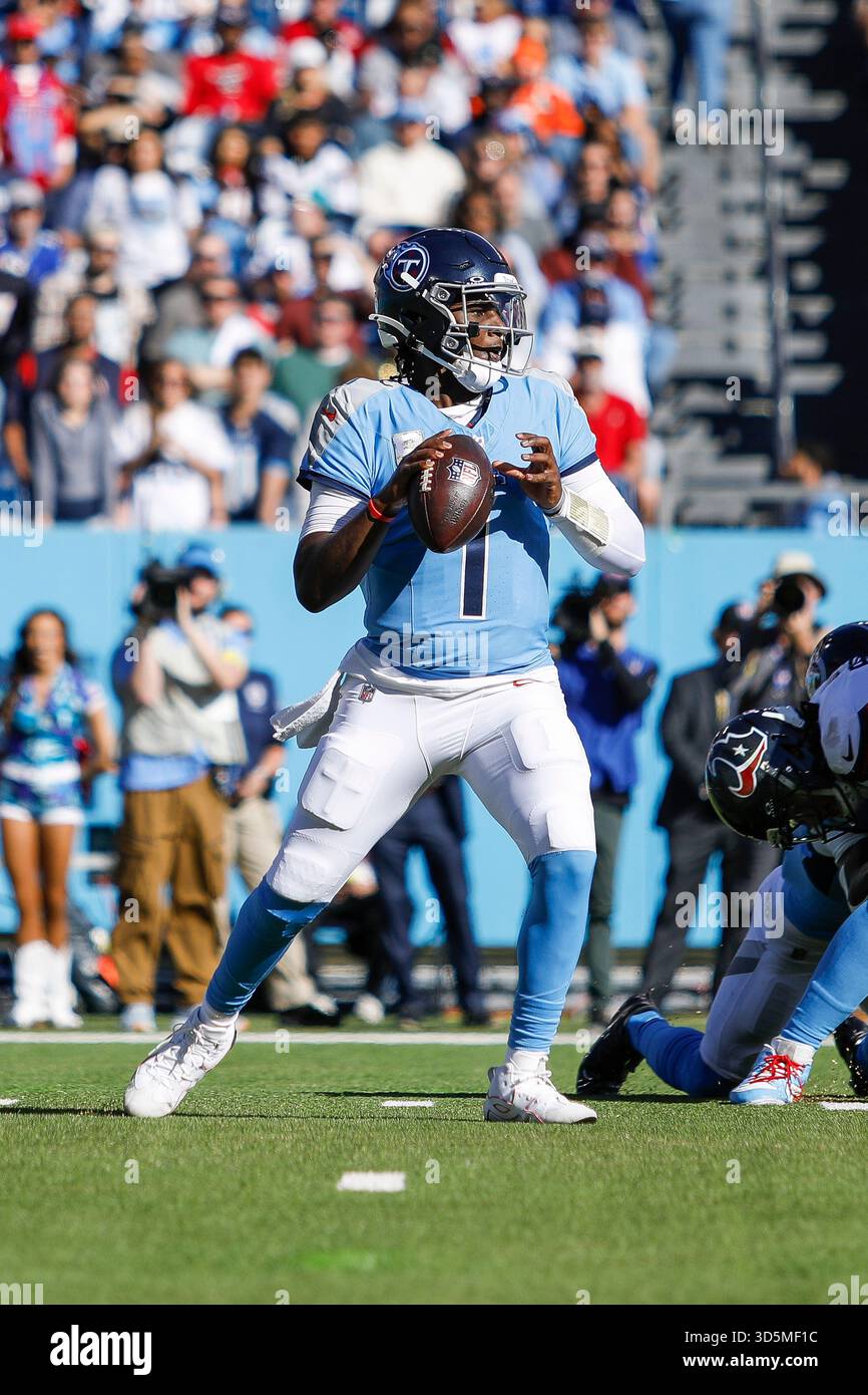 Tennessee Titans quarterback Cam Ward (1) throws a pass during the ...