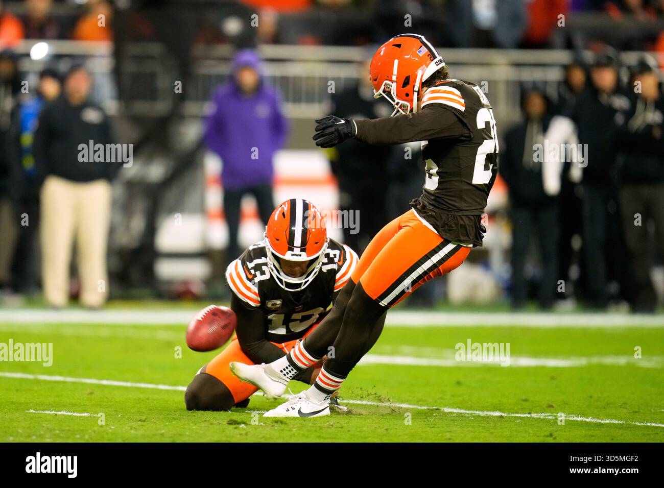 Cleveland Browns' Andre Szmyt (25) kicks a field goal as Corey ...