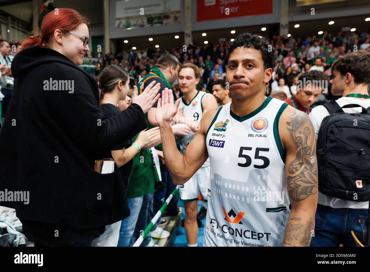 Eli Brooks (Gladiators Trier) in der Ehrenrunde mit Fans, Vet Concept Gladiators Trier vs FC ...