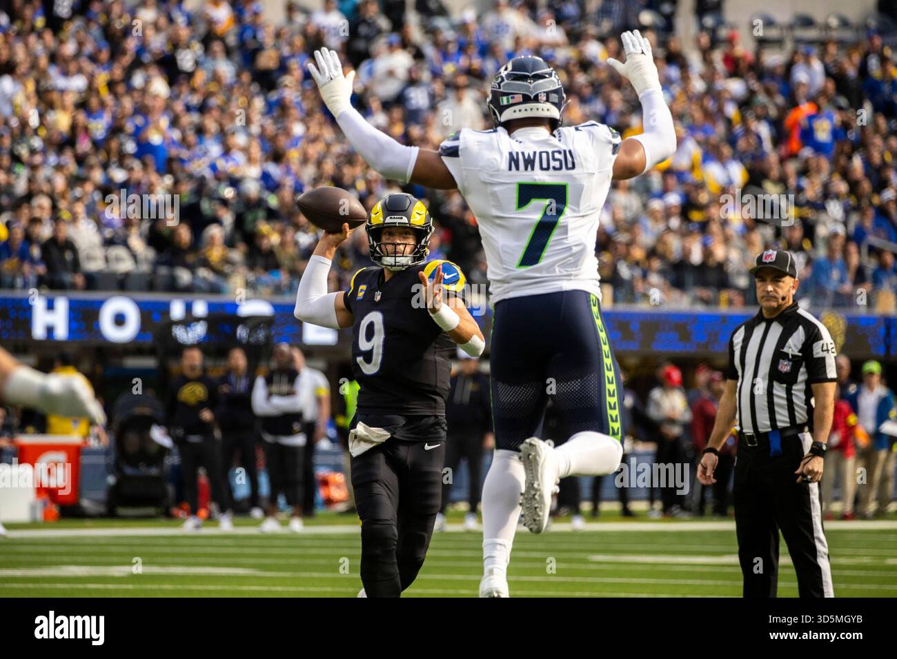 Los Angeles, California, USA. 16th Nov, 2025. Los Angeles Rams ...