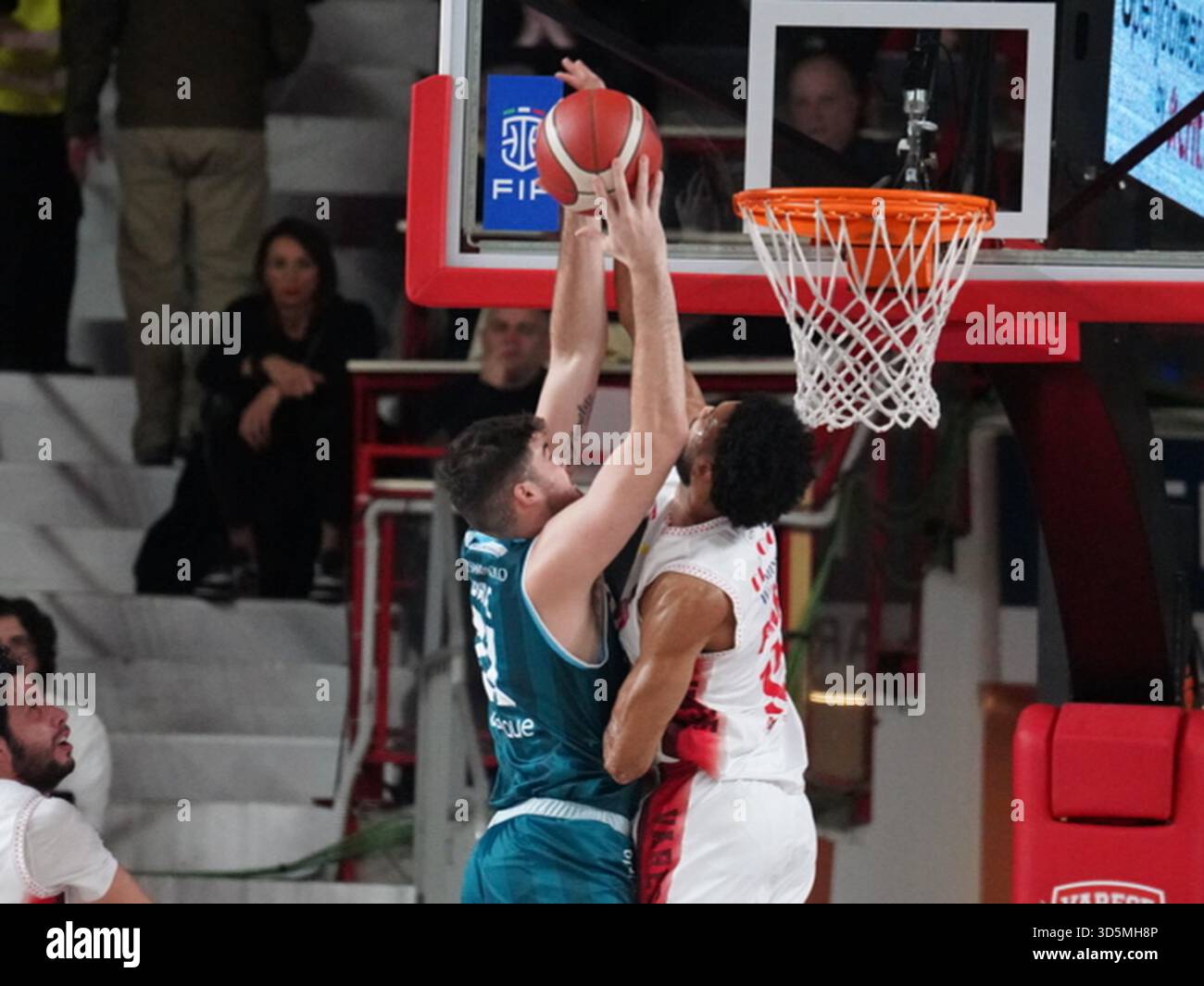 21 Grant Basile Pallacanestro Cantù, 15 Nate Renfro Openjob Metis ...