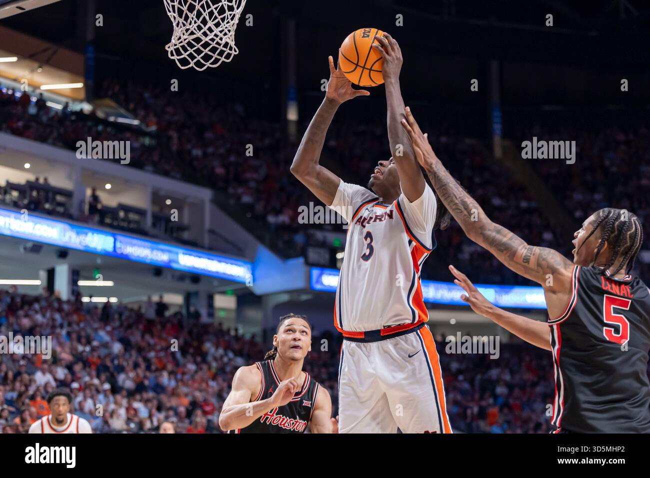 Auburn forward KeShawn Murphy (3) shoots past Houston forward/center ...