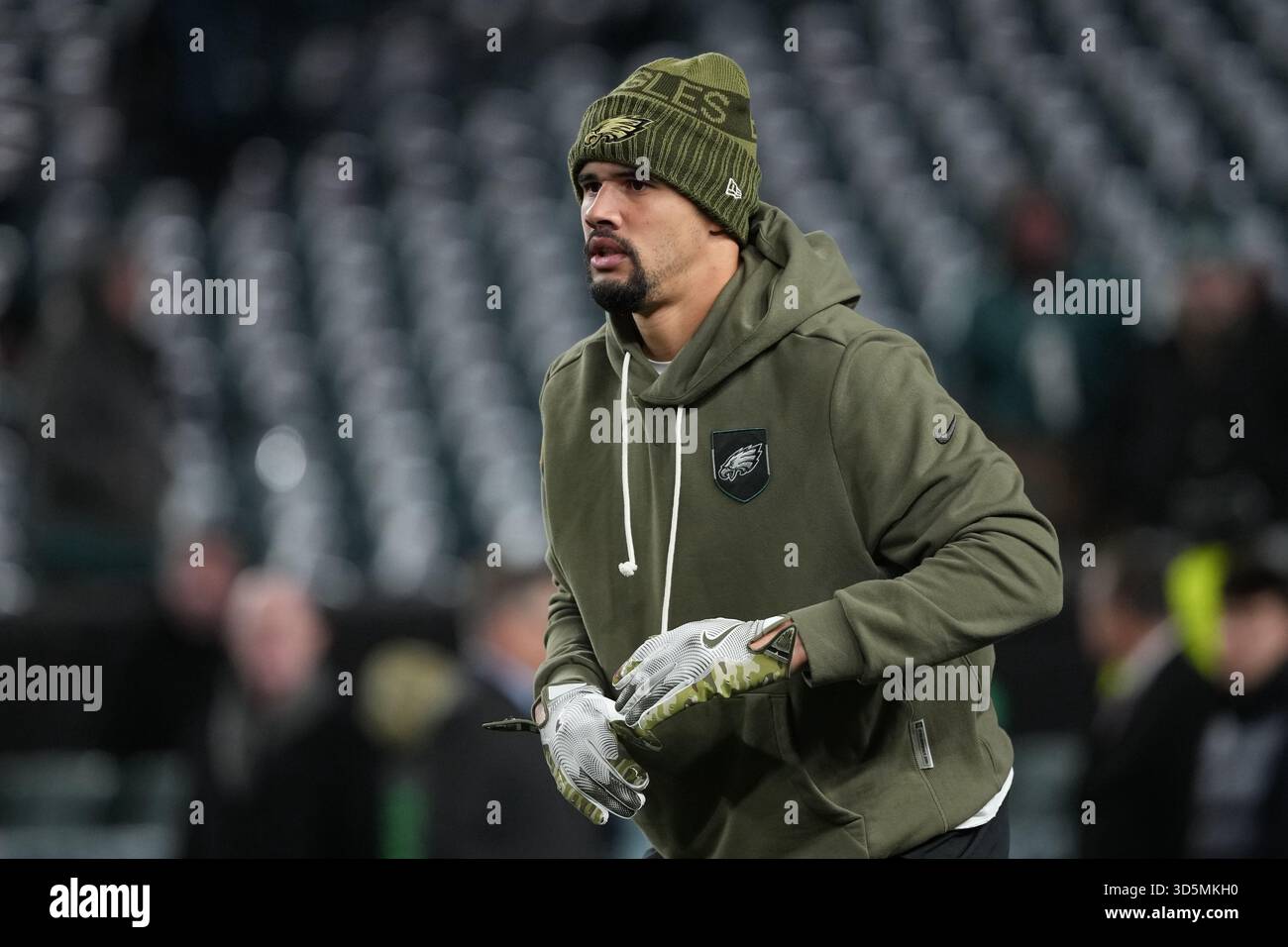 Philadelphia Eagles linebacker Zack Baun warms up before an NFL ...