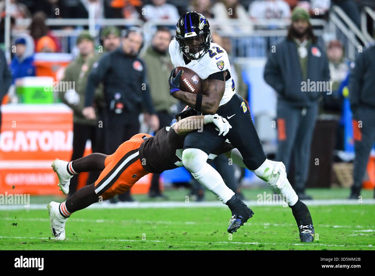 Cleveland Browns' Carson Schwesinger (49) attempts to stop Baltimore ...