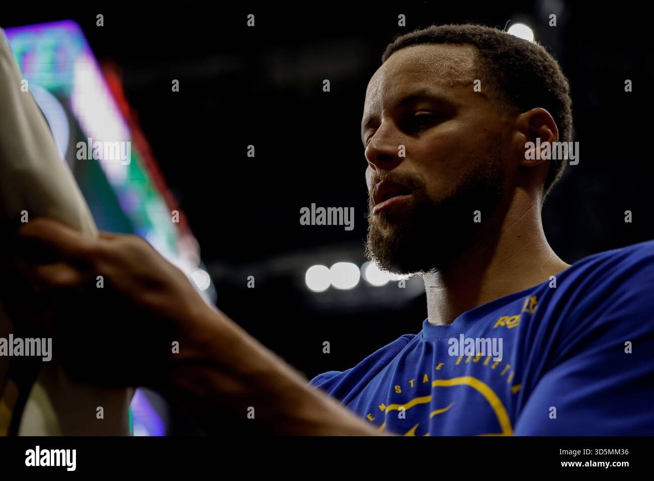 Golden State Warriors guard Stephen Curry signs autographs before an ...