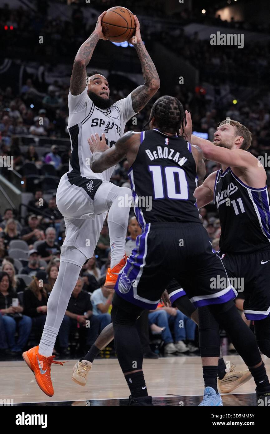 San Antonio Spurs forward Julian Champagnie, left, drives to the basket ...