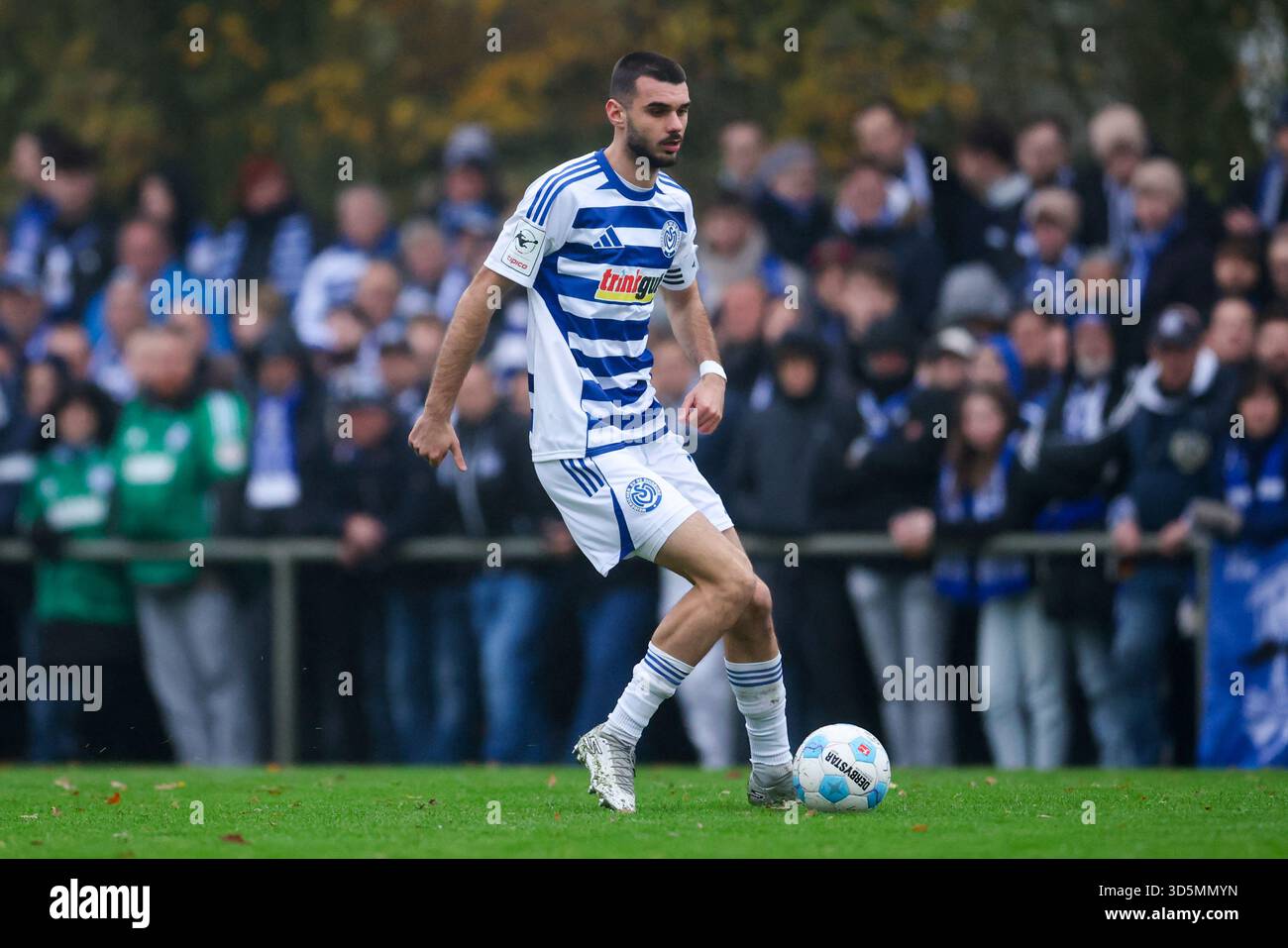16 November 2025, North Rhine-Westphalia, Sonsbeck: Soccer: Lower Rhine ...