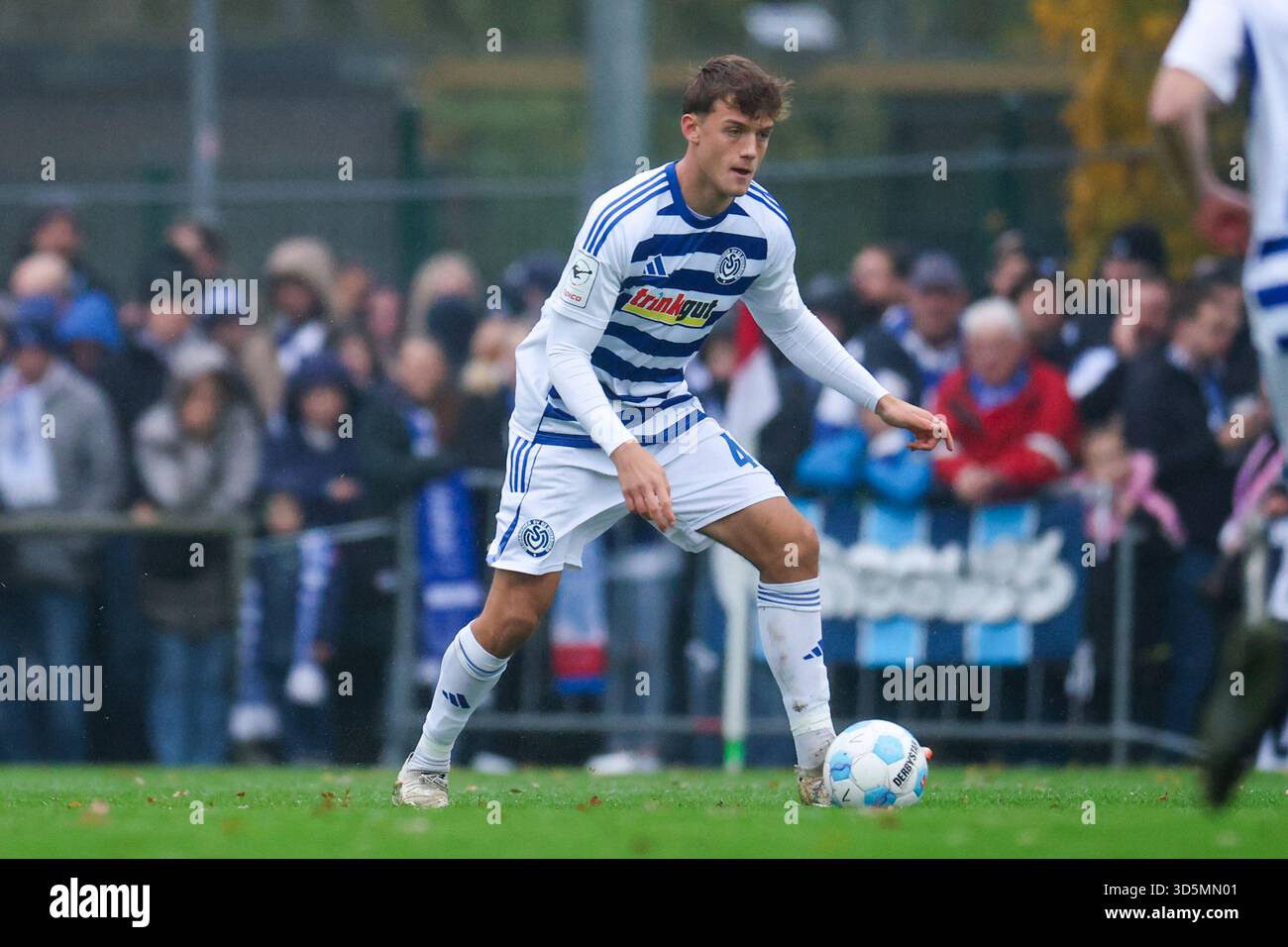 16 November 2025, North Rhine-Westphalia, Sonsbeck: Soccer: Lower Rhine ...