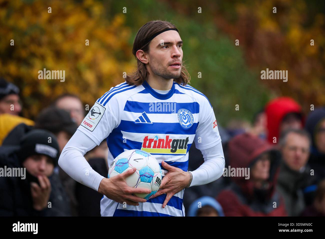 16 November 2025, North Rhine-Westphalia, Sonsbeck: Soccer: Lower Rhine ...