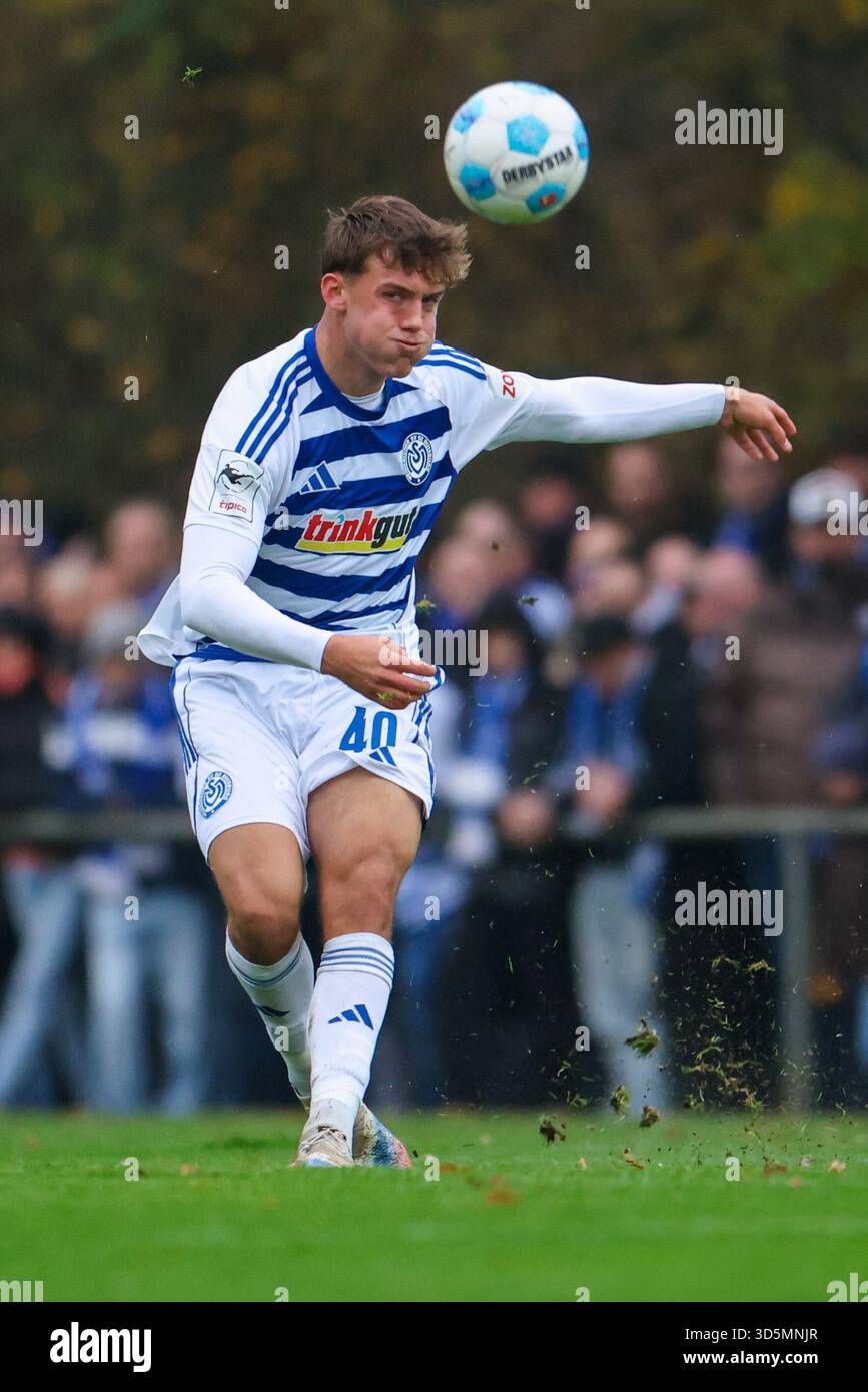 16 November 2025, North Rhine-Westphalia, Sonsbeck: Soccer: Lower Rhine ...