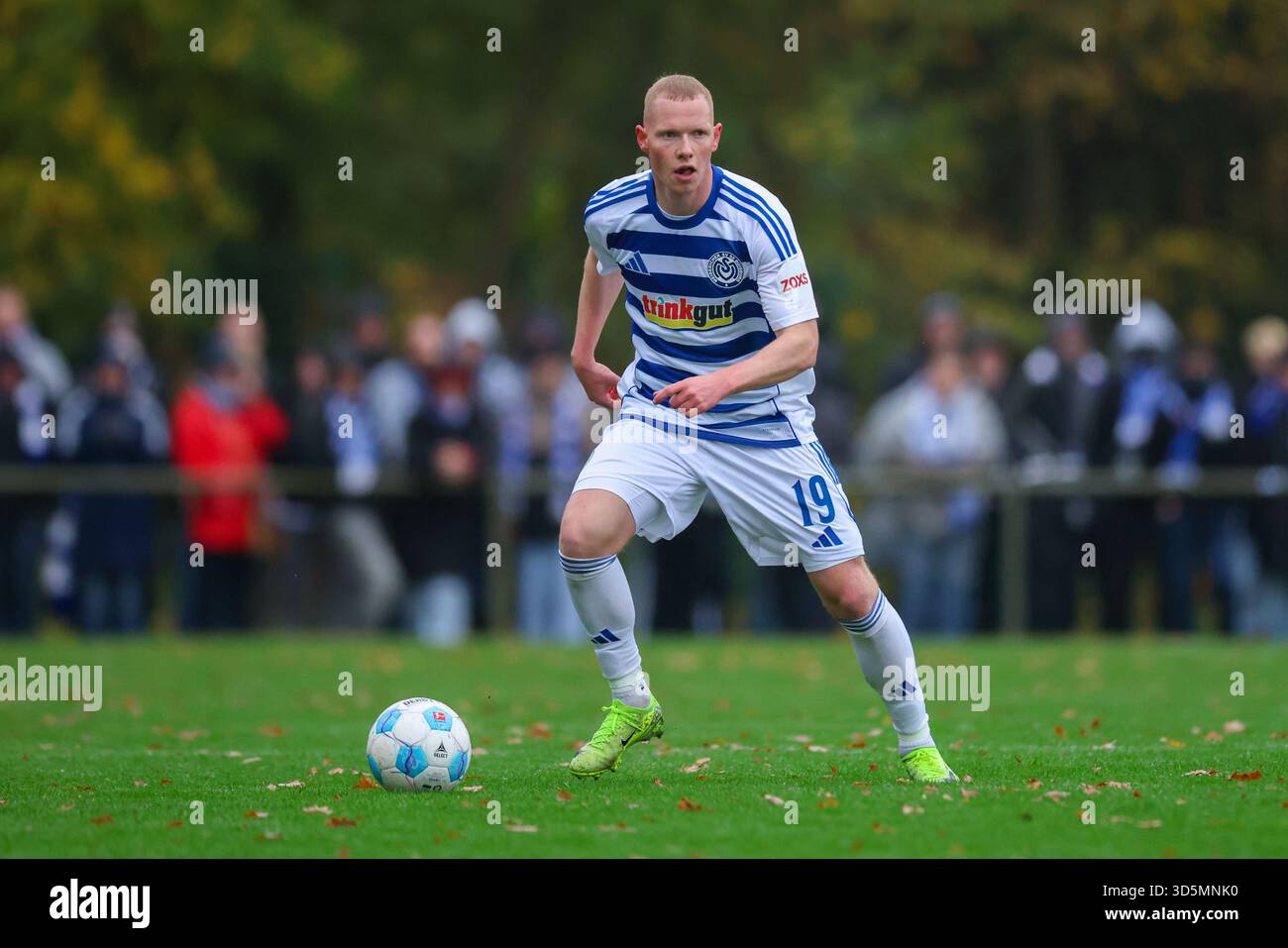 16 November 2025, North Rhine-Westphalia, Sonsbeck: Soccer: Lower Rhine ...