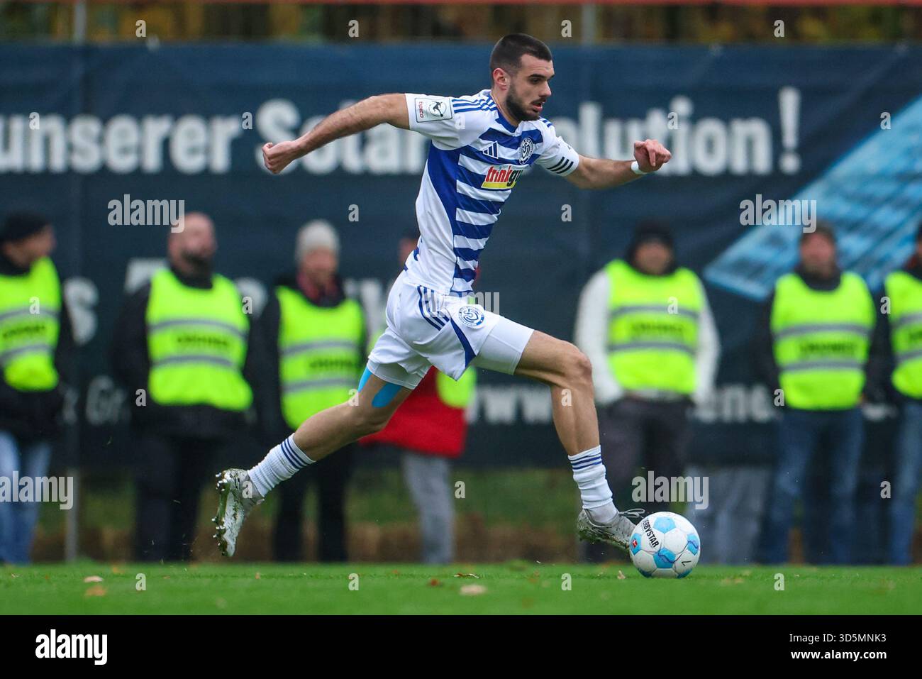16 November 2025, North Rhine-Westphalia, Sonsbeck: Soccer: Lower Rhine ...
