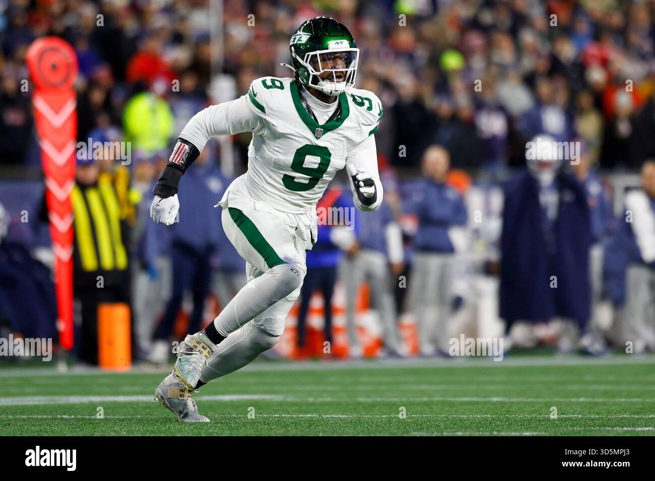 New York Jets defensive end Will McDonald IV (9) rushes during the ...