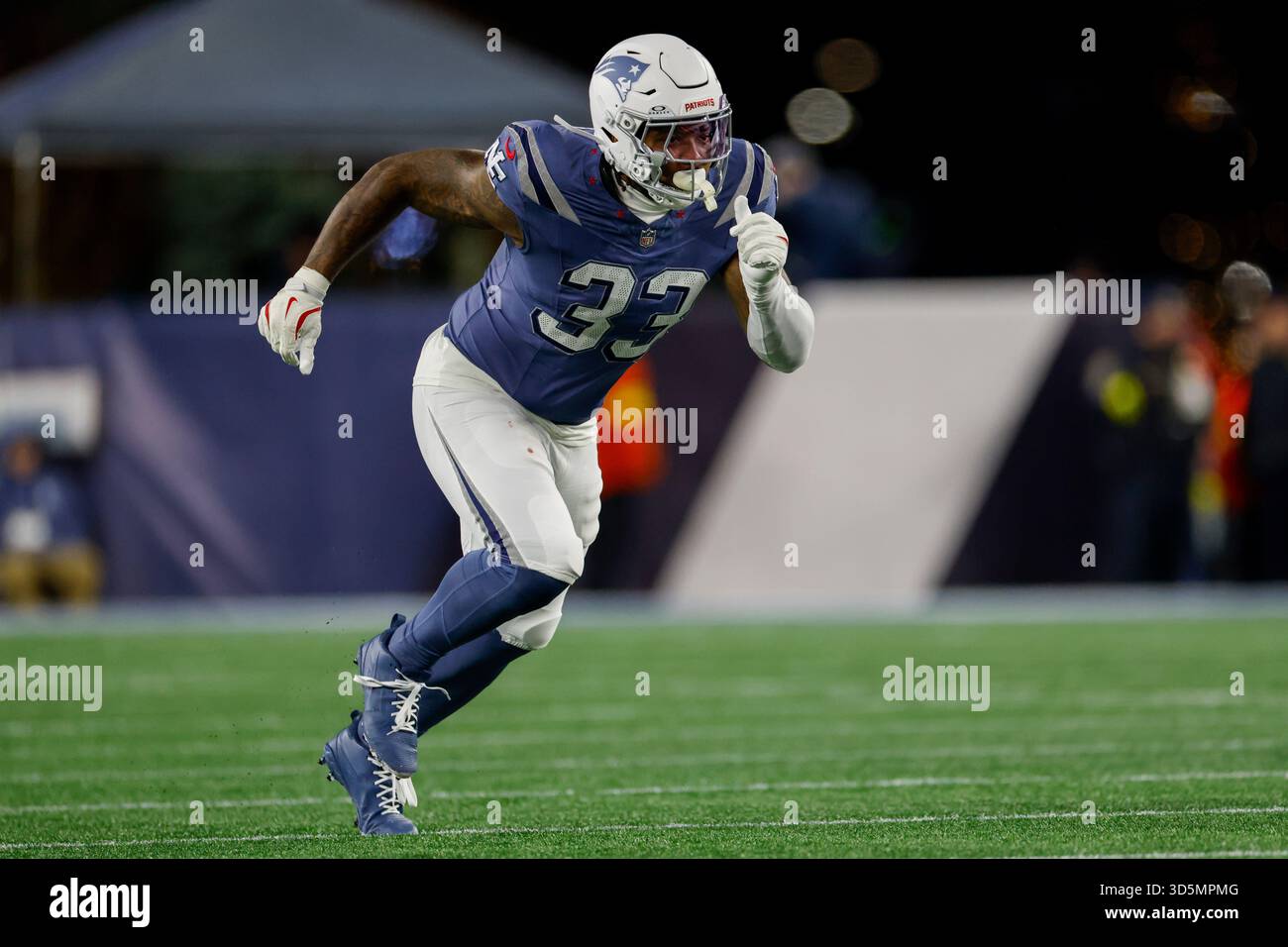 New England Patriots linebacker Anfernee Jennings (33) rushes during ...