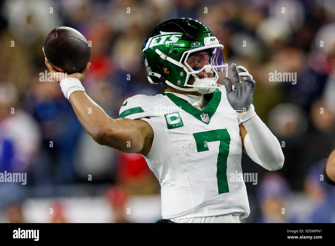 New York Jets quarterback Justin Fields (7) makes a pass during the ...