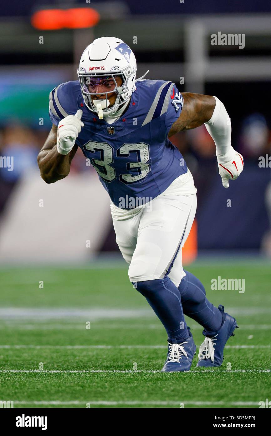New England Patriots linebacker Anfernee Jennings (33) rushes during ...