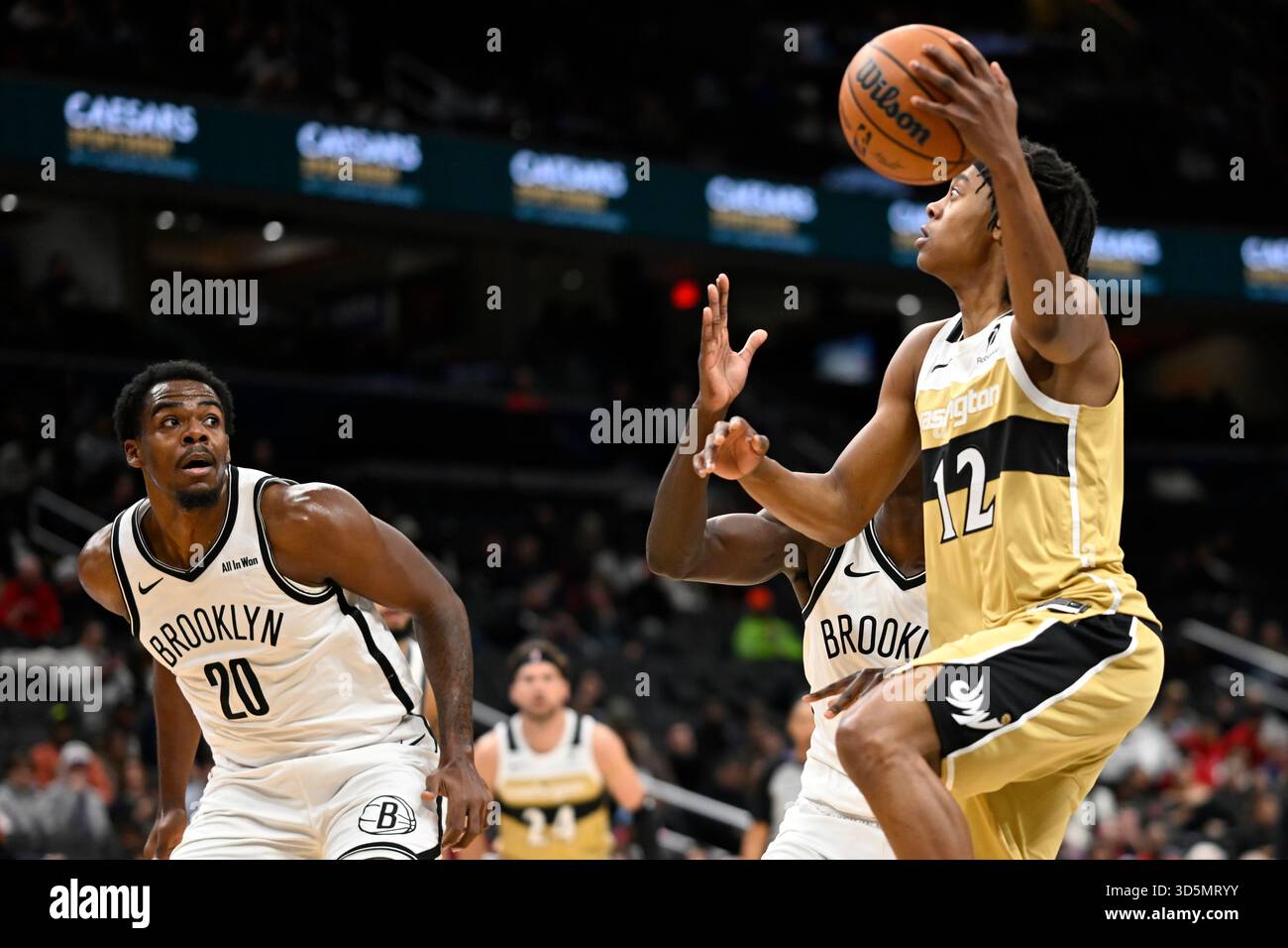 Washington Wizards guard Tre Johnson (12) drives up the lane for a ...