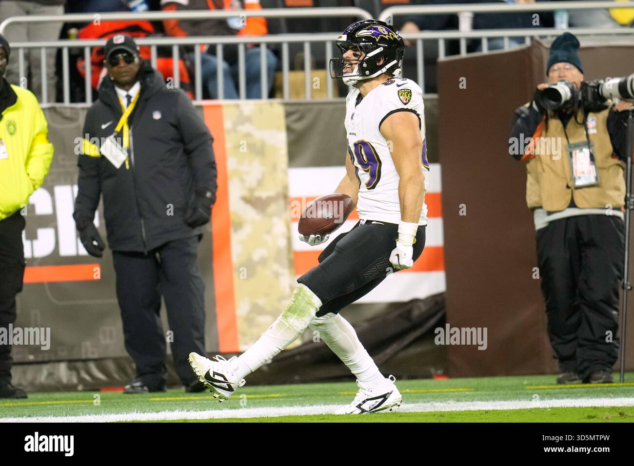 Baltimore Ravens tight end Mark Andrews (89) scores a touchdown on a ...