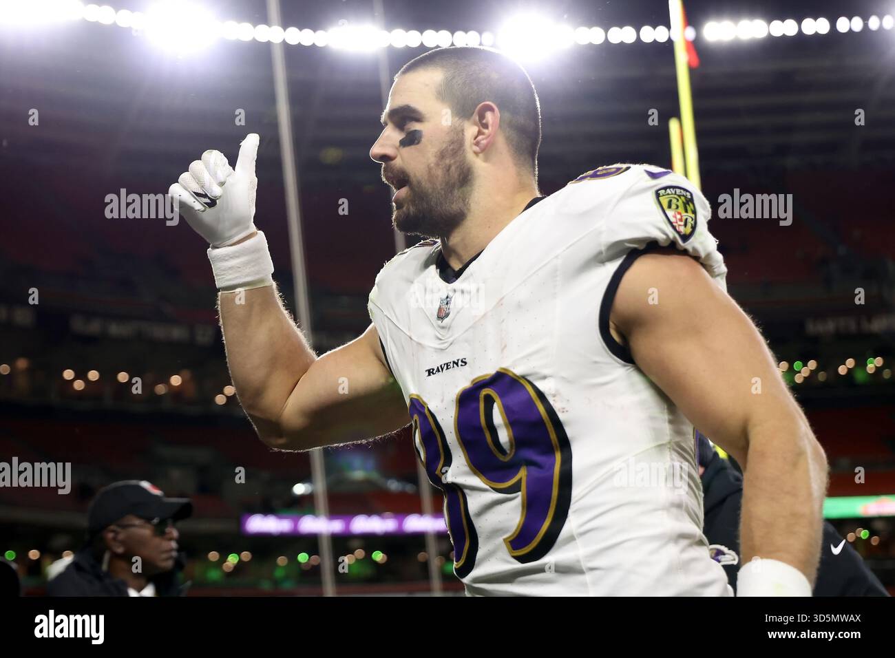 Baltimore Ravens tight end Mark Andrews (89) walks off of the field ...