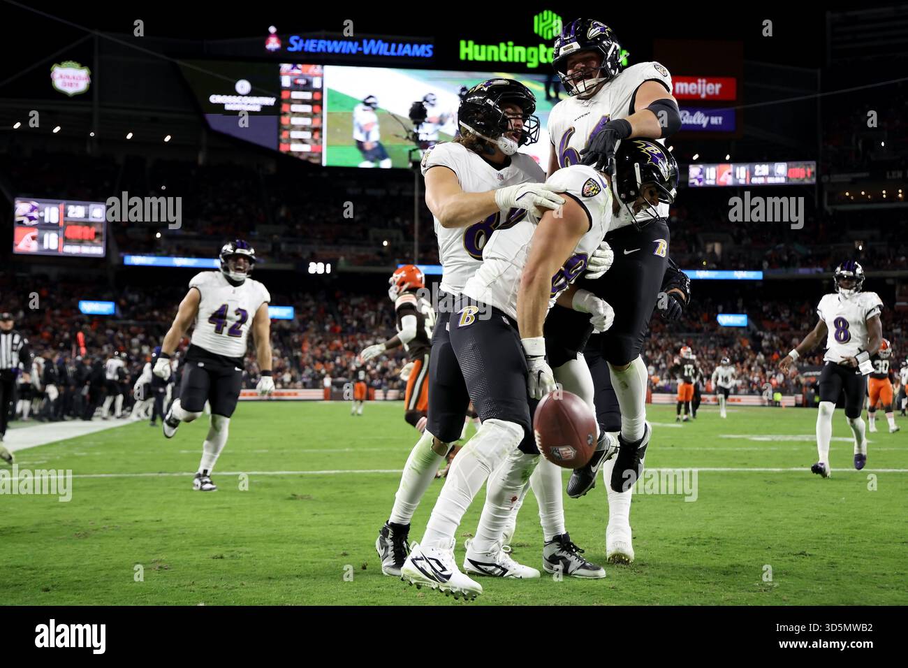 Baltimore Ravens tight end Mark Andrews (89) is congratulated by tight ...