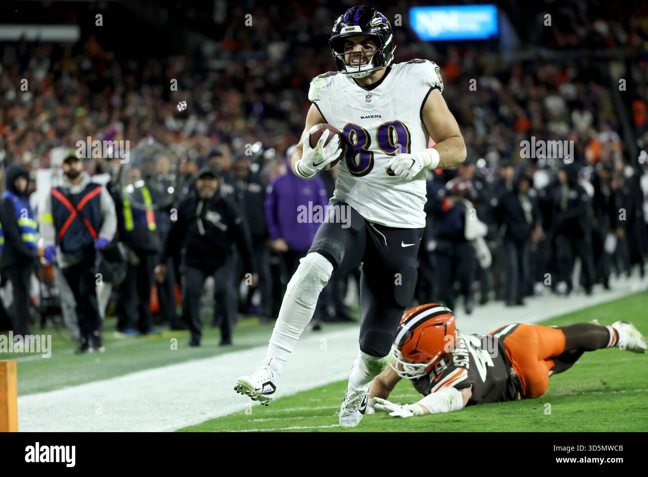 Baltimore Ravens tight end Mark Andrews (89) runs past Cleveland Browns ...