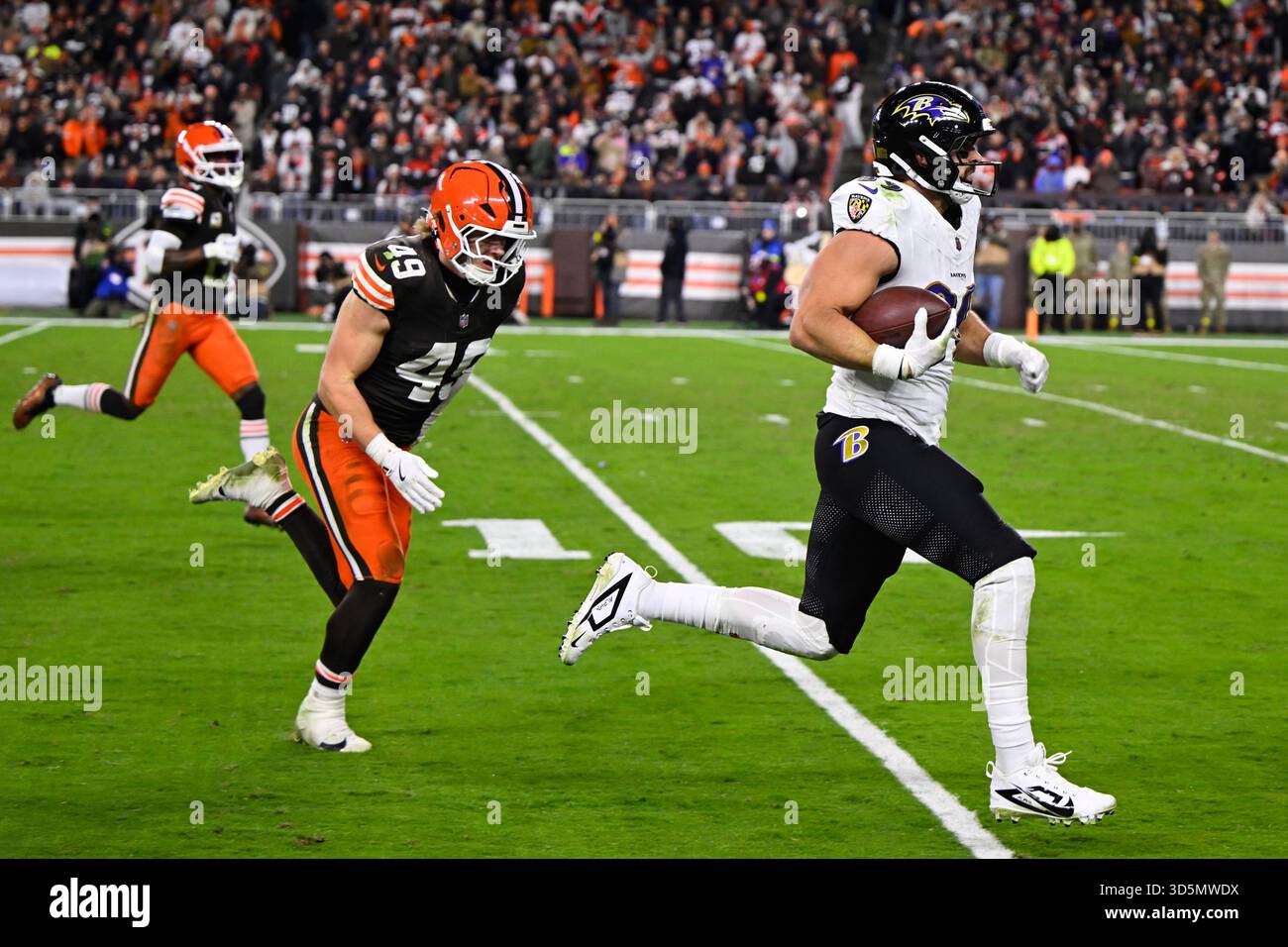 Baltimore Ravens tight end Mark Andrews (89) runs the ball for a ...