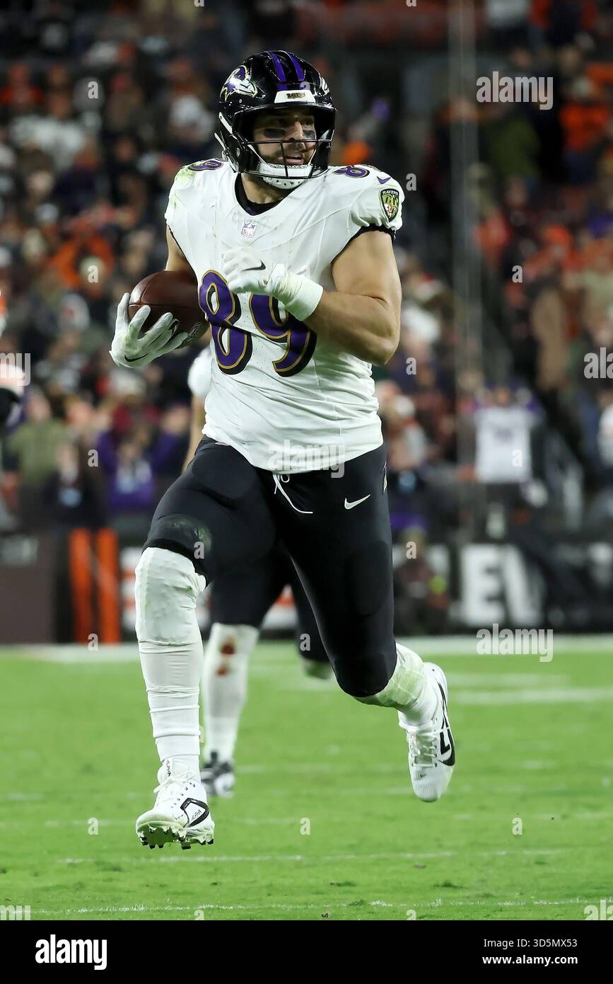 Baltimore Ravens tight end Mark Andrews (89) runs with the ball during ...