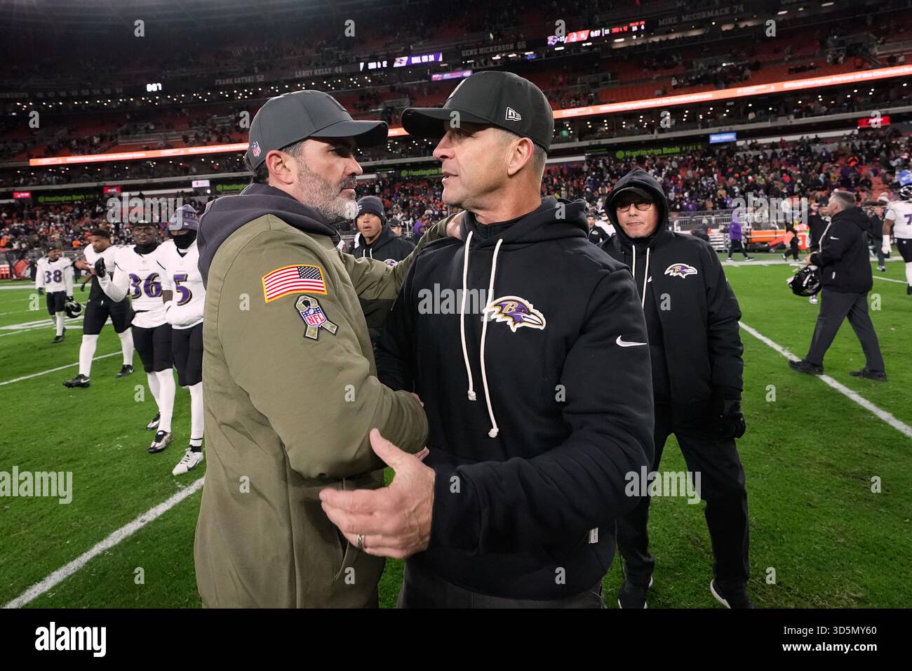 Cleveland Browns head coach Kevin Stefanski, left, and Baltimore Ravens ...