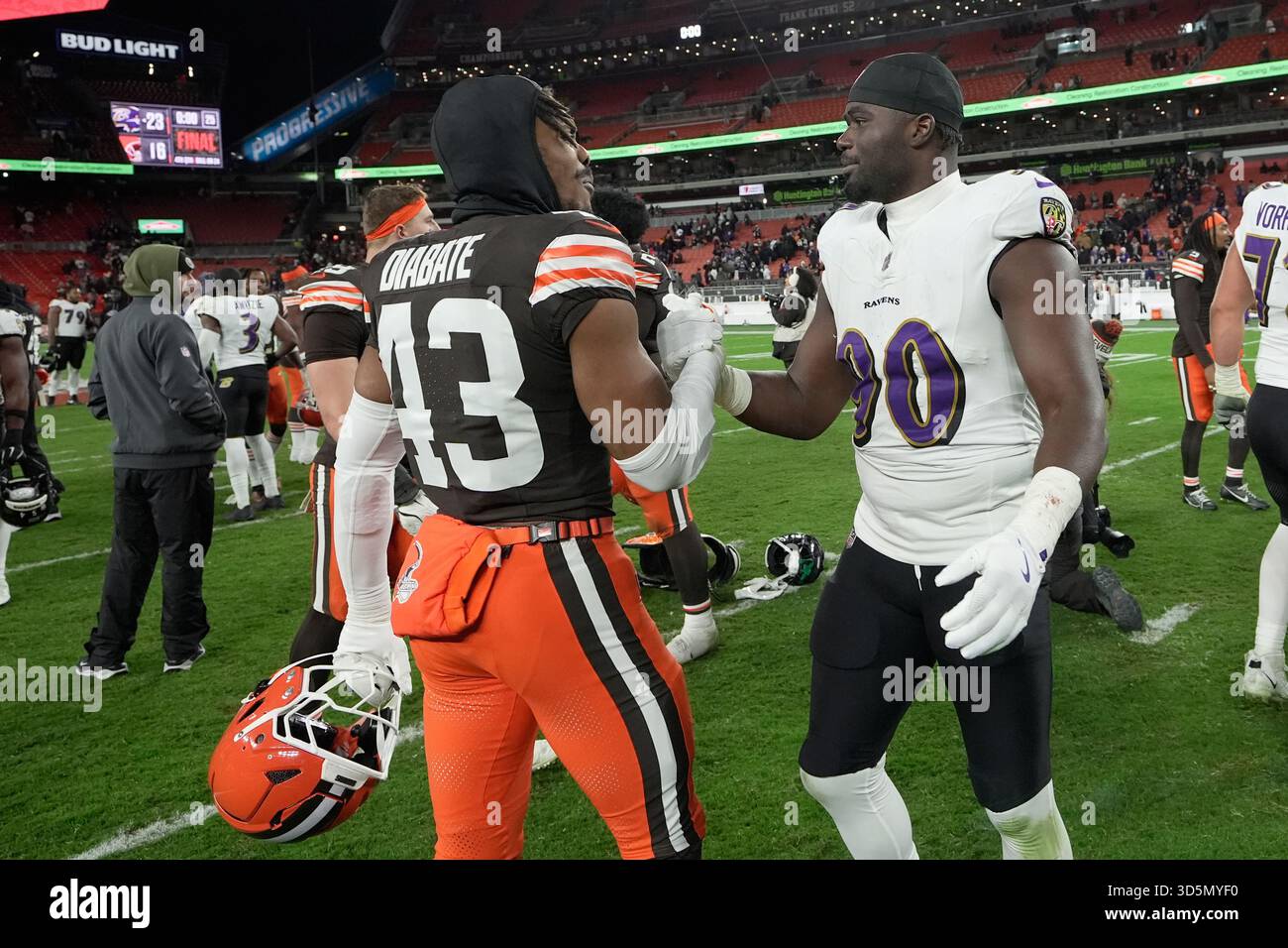 Baltimore Ravens linebacker David Ojabo (90) and Cleveland Browns ...