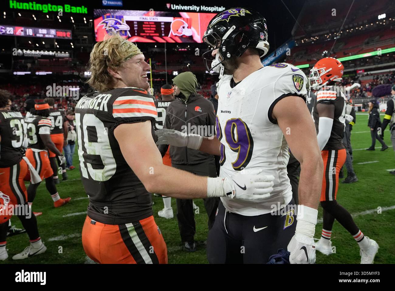 Baltimore Ravens tight end Mark Andrews (89) and Cleveland Browns ...