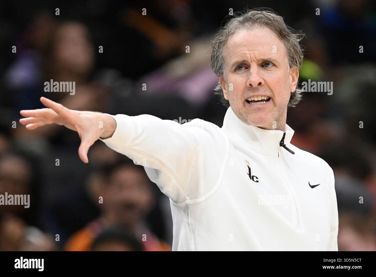 Washington Wizards head coach Brain Keefe shouts instructions during ...