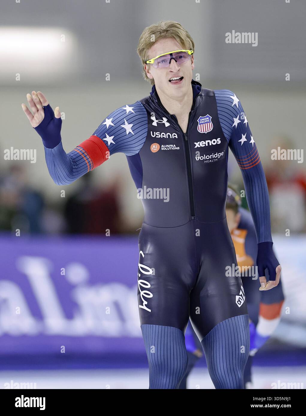 Jordan Stolz of the United States reacts after winning gold in the men ...