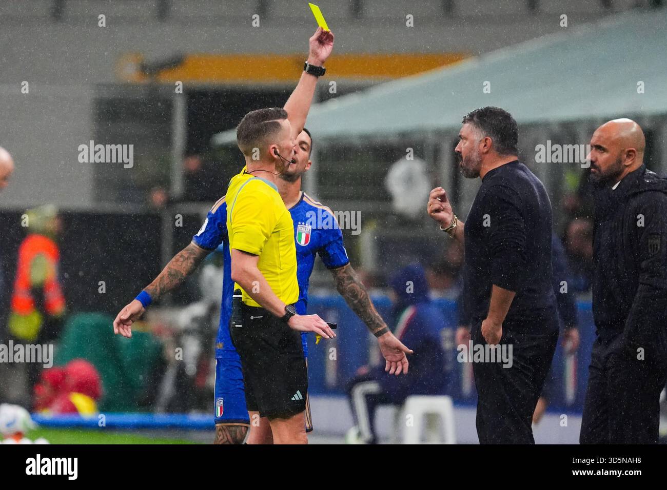 Alejandro Jose Hernández, referee, show the yellow card to Gennaro ...