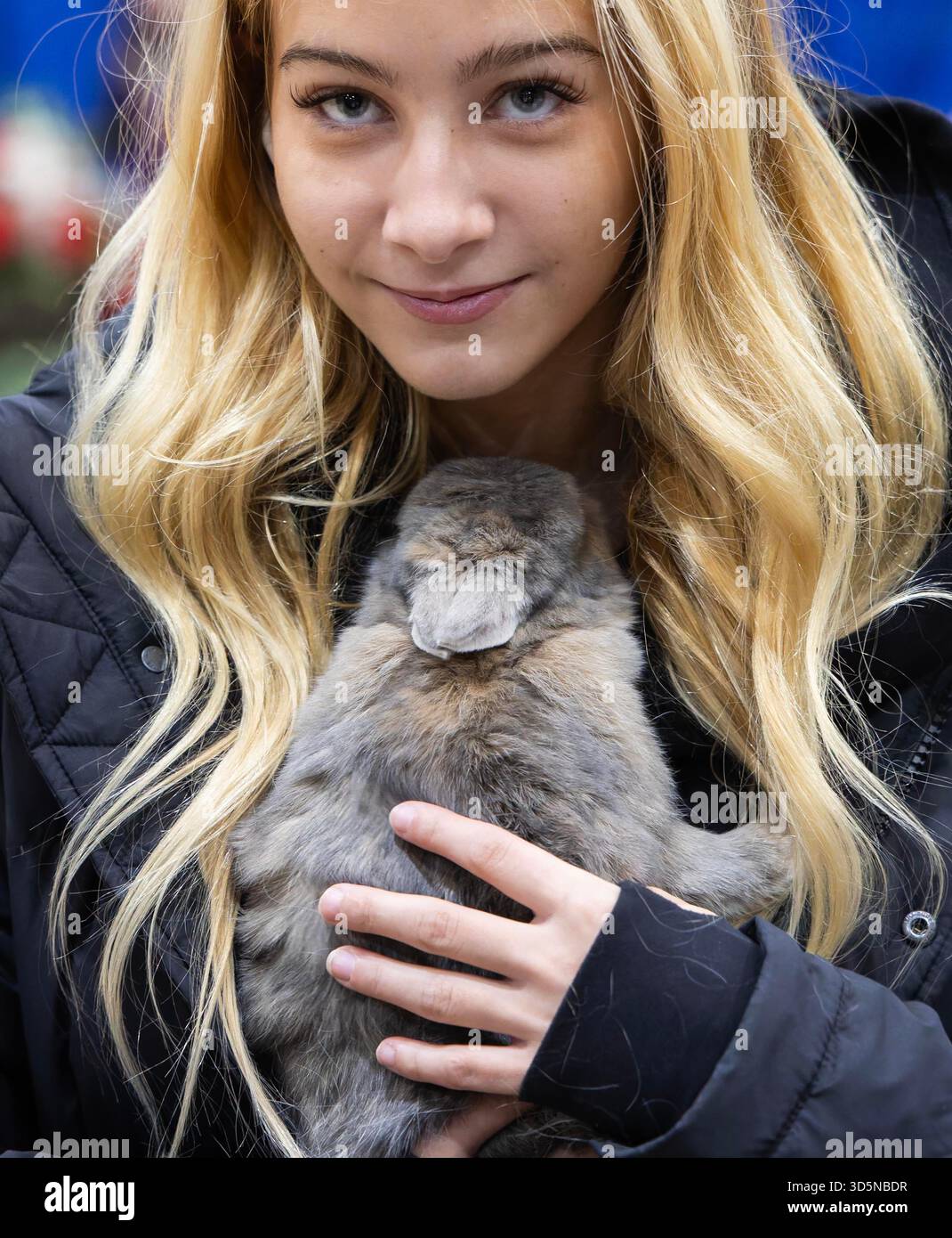 (251117) -- TORONTO, Nov. 17, 2025 (Xinhua) -- A girl poses for photos ...