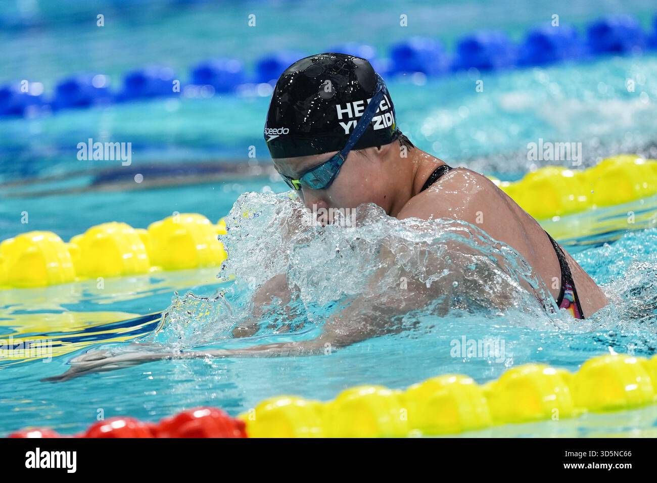 (251117) -- SHENZHEN, Nov. 17, 2025 (Xinhua) -- Yu Zidi of Hebei ...