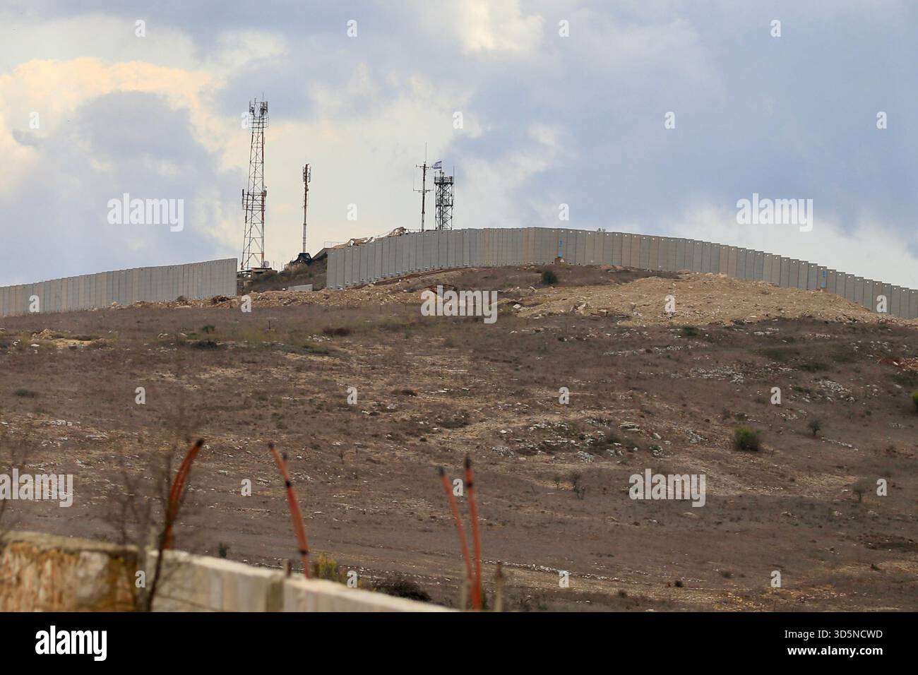 (251117) -- YAROUN, Nov. 17, 2025 (Xinhua) -- This photo taken on Nov ...