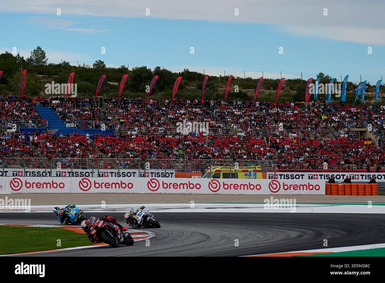 (251117) -- VALENCIA, Nov. 17, 2025 (Xinhua) -- Riders compete during ...