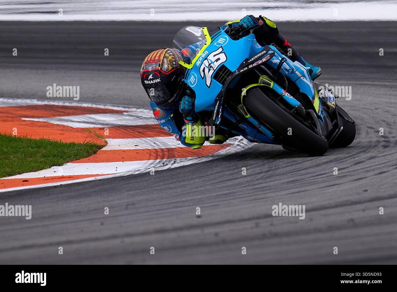 (251117) -- VALENCIA, Nov. 17, 2025 (Xinhua) -- Trackhouse MotoGP Team ...