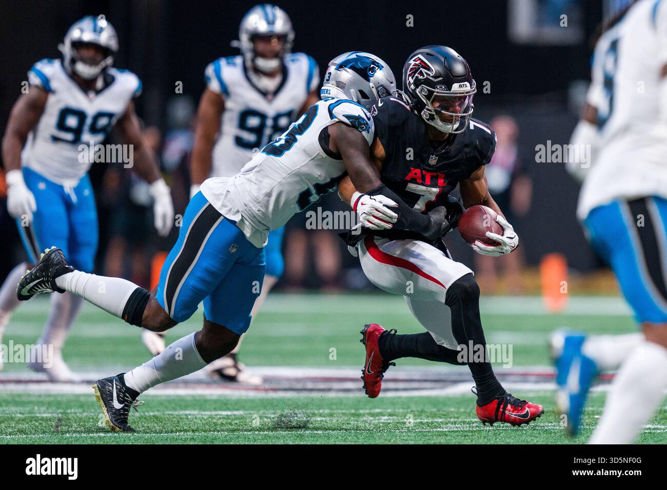 Atlanta Falcons running back Bijan Robinson (7) runs the ball against ...