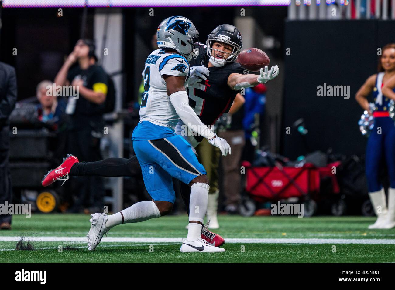 Atlanta Falcons wide receiver Drake London (5) can't make the catch as ...
